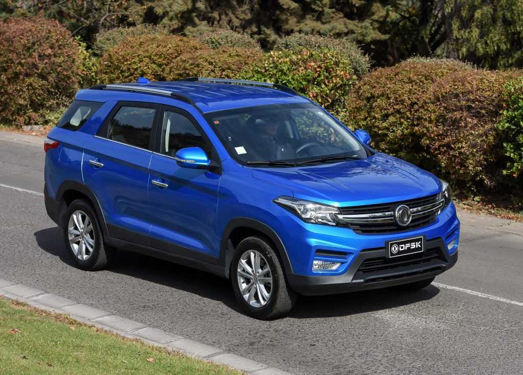 DFSK presenta en Chile su nuevo SUV 560 de tres corridas de asientos - Rutamotor