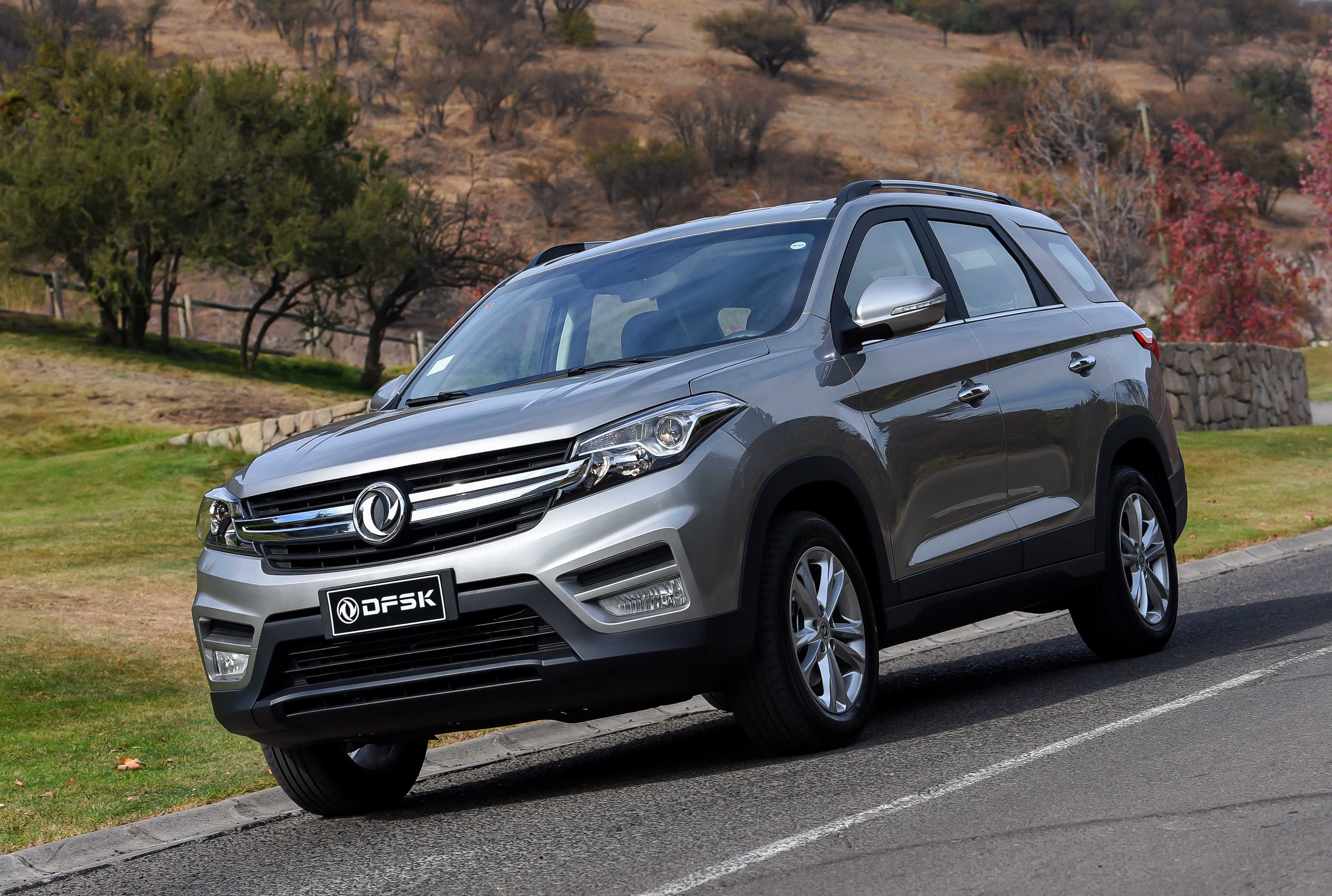 DFSK presenta en Chile su nuevo SUV 560 de tres corridas de asientos - Rutamotor