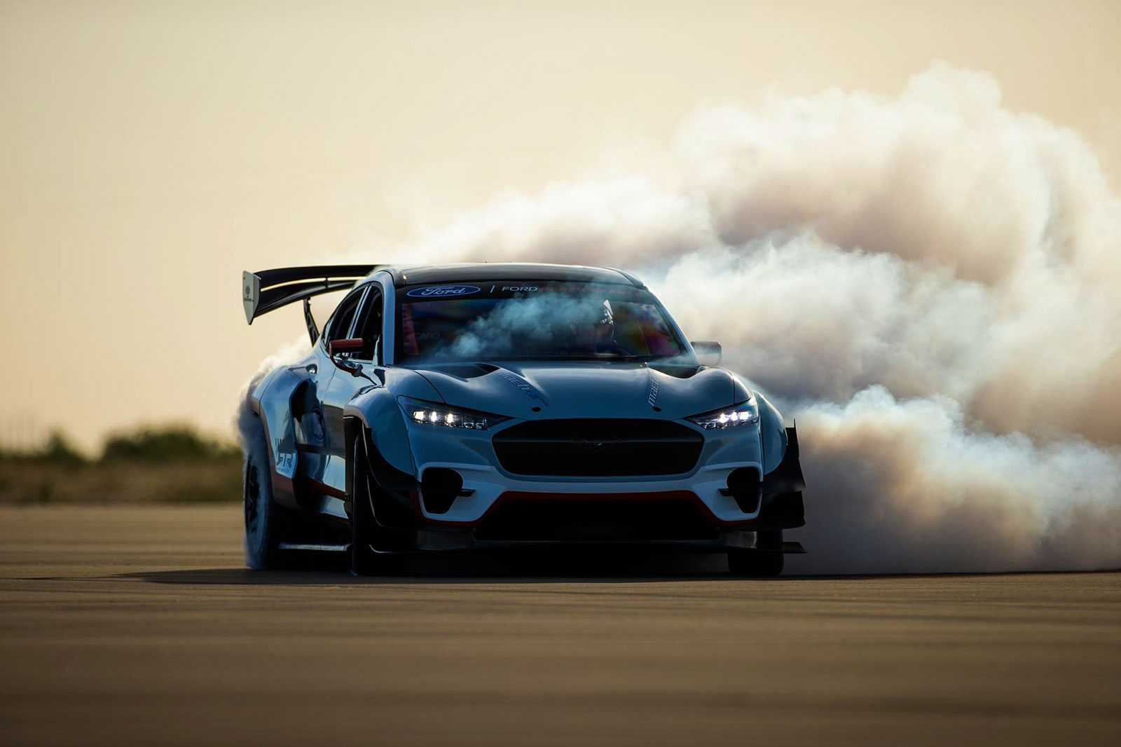 Ford presenta un radical Mustang Mach-E 100% eléctrico con 1400 HP