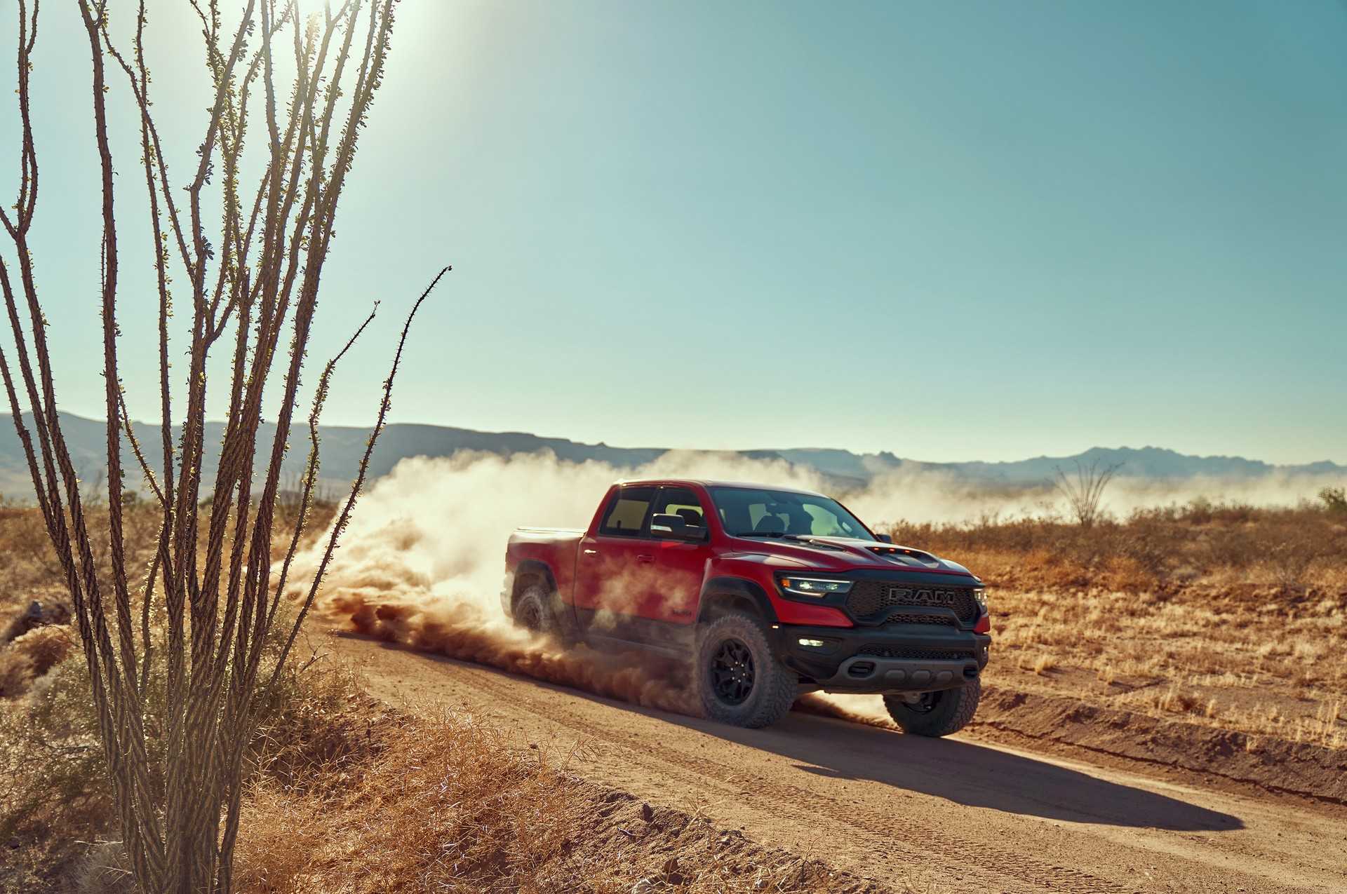 RAM estrena la versión TRX que quiere destronar a la Ford F150 Raptor ...