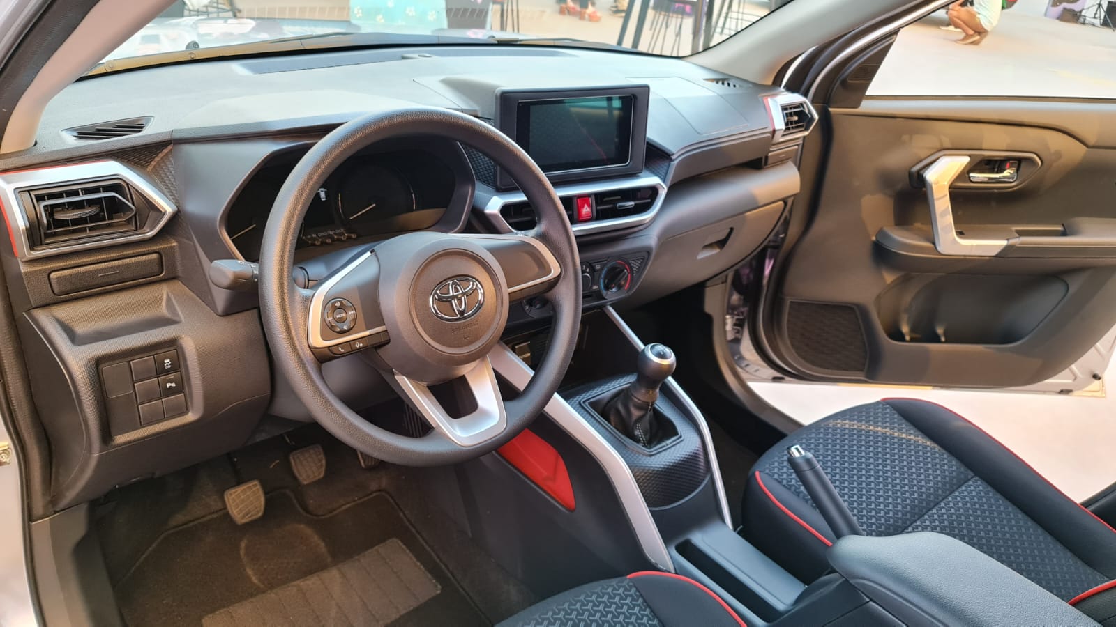 Toyota presenta su pequeño SUV Raize en cuatro versiones - Rutamotor