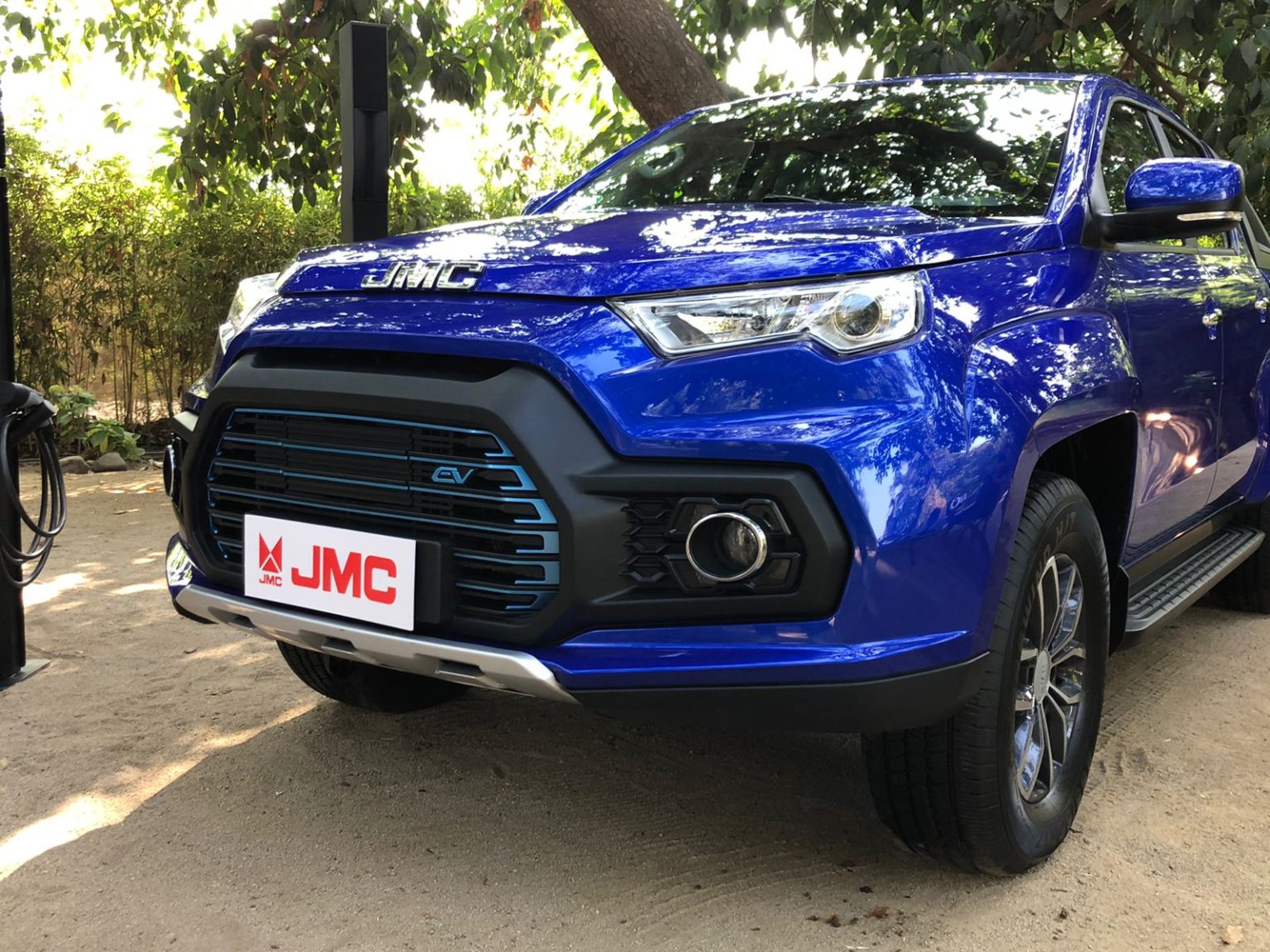 JMC estrena en Chile la primera camioneta 100% eléctrica