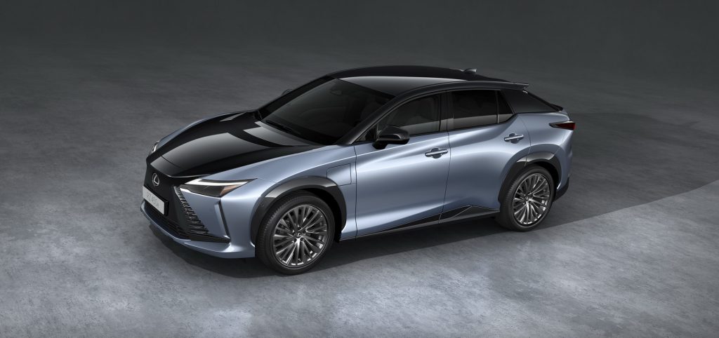 Lexus RZ 450e llega como la versión premium del Toyota bZ4X