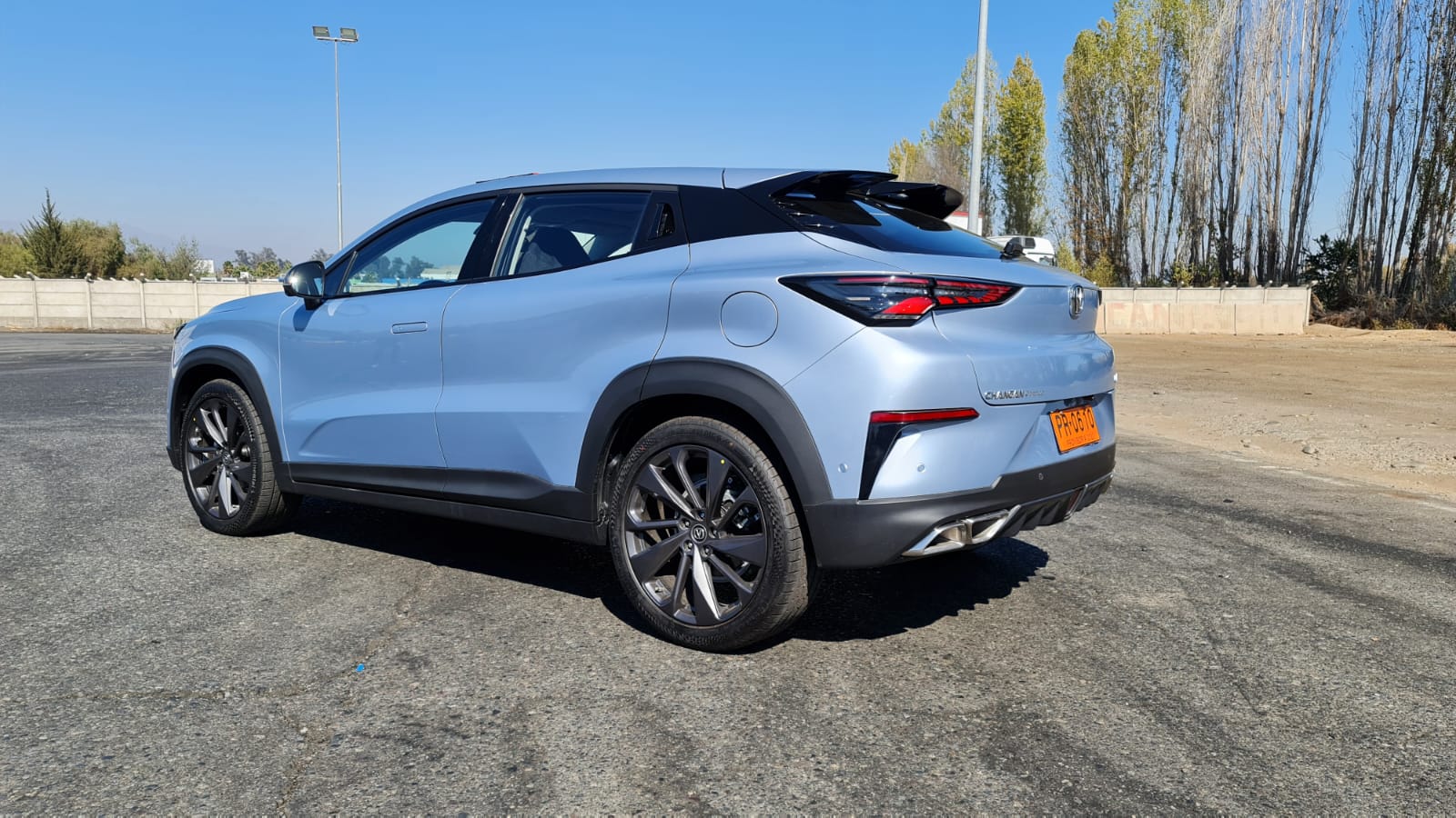 El Changan UNI-T suma el sistema CarPlay y un cubre maletero