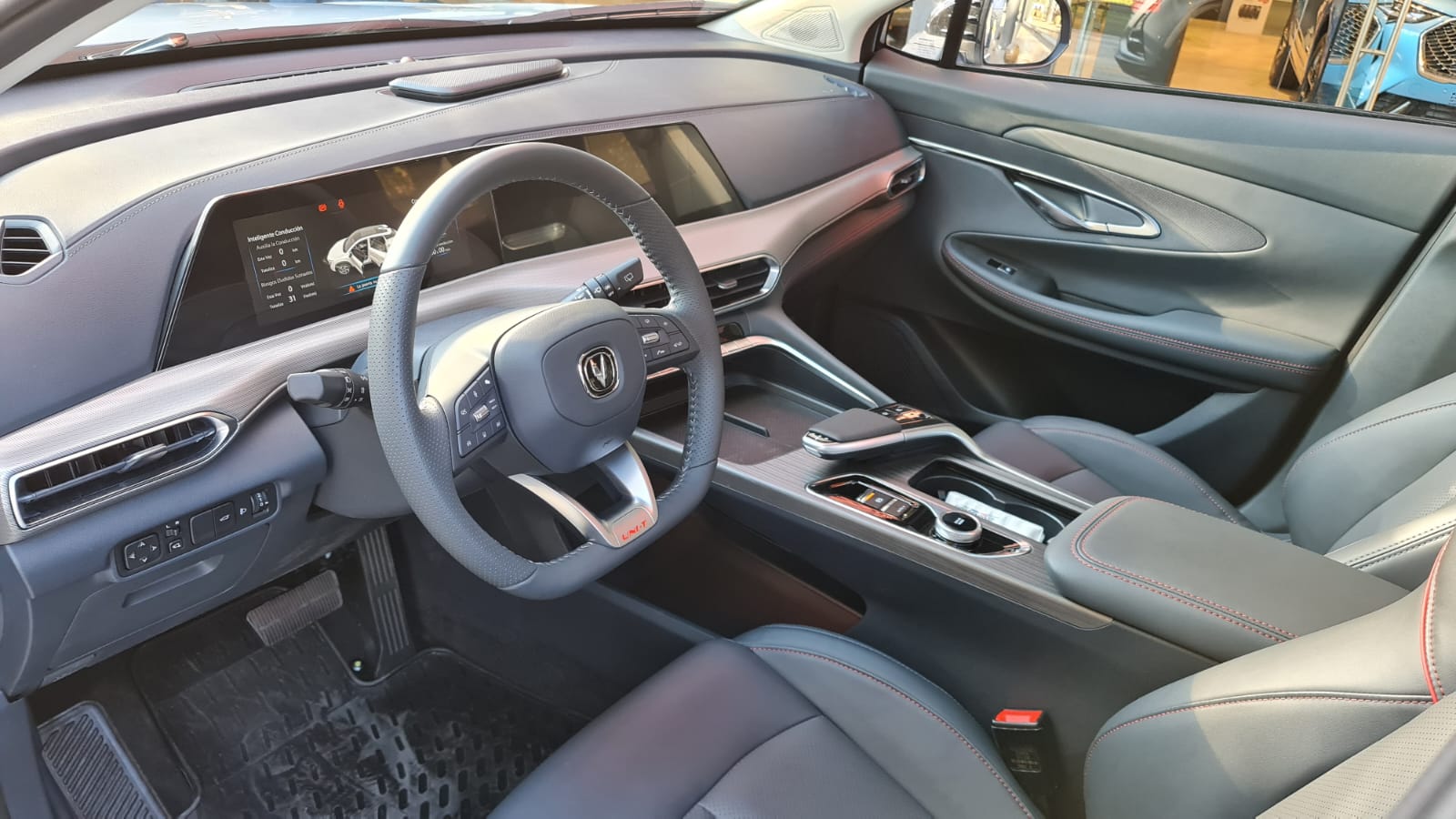 El Changan UNI-T suma el sistema CarPlay y un cubre maletero