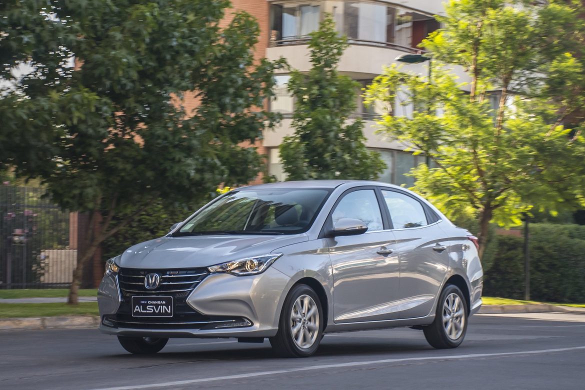 Con 12 millones estos son los autos que puedes comprar en Chile