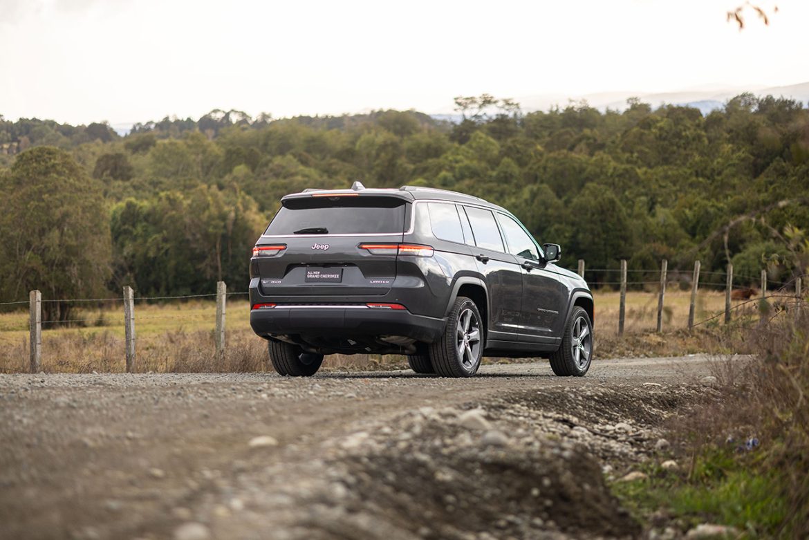 Jeep Grand Cherokee llega con tres filas de asientos y lujosa