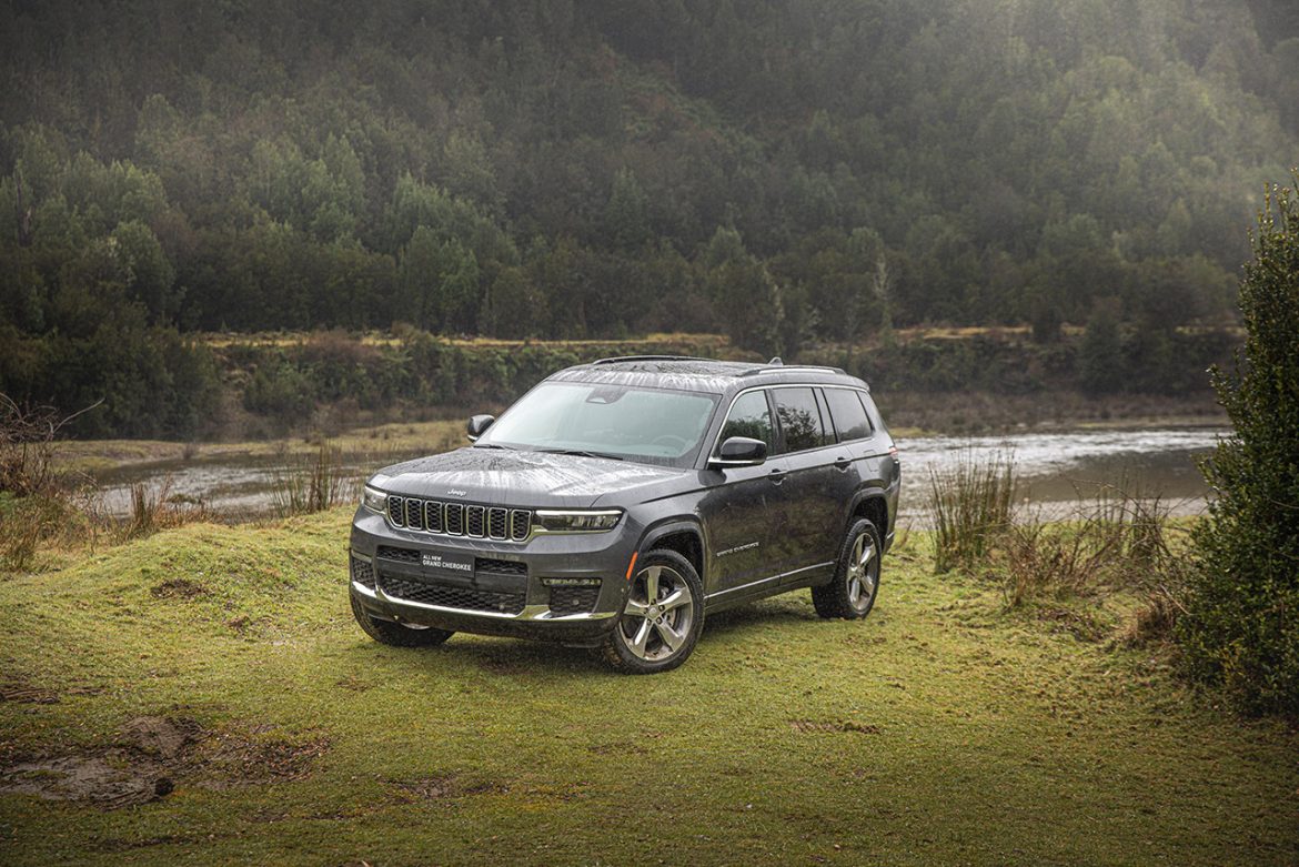 Jeep Grand Cherokee llega con tres filas de asientos y lujosa