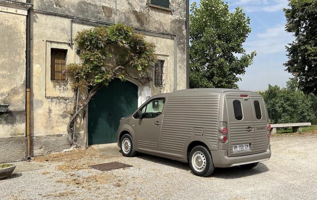 2CV Berlingo Fourgonnette: Citroën 'revive' su comercial del 50