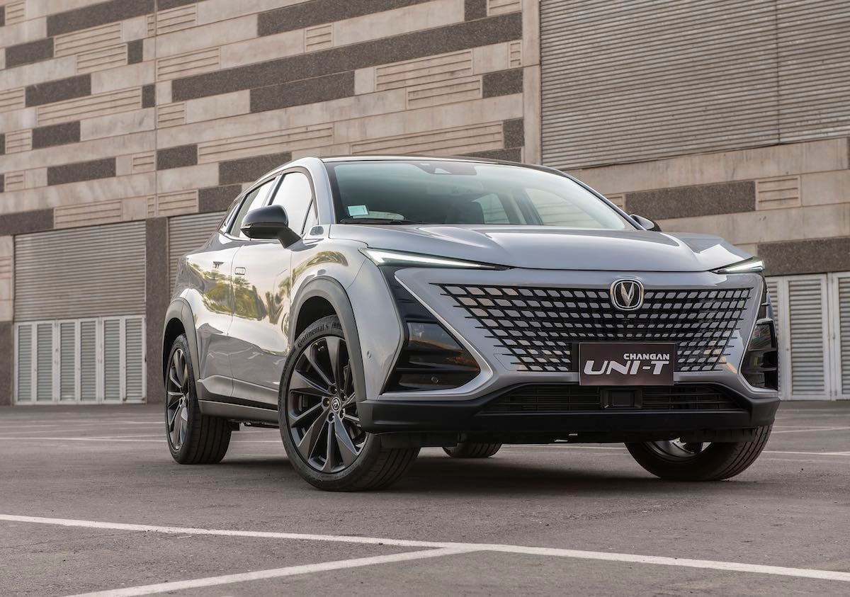 El Changan UNI-T suma el sistema CarPlay y un cubre maletero
