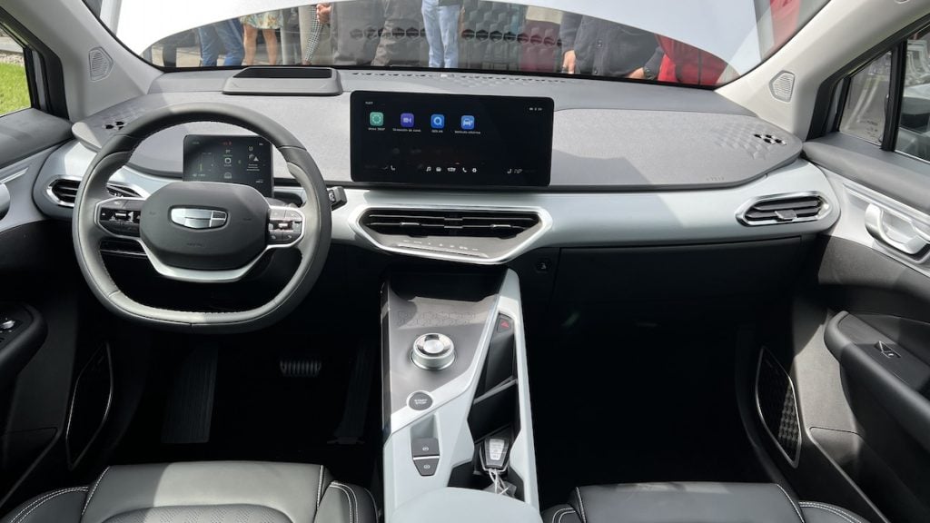 El Geometry C concreta el desembarco local de Geely en los EV