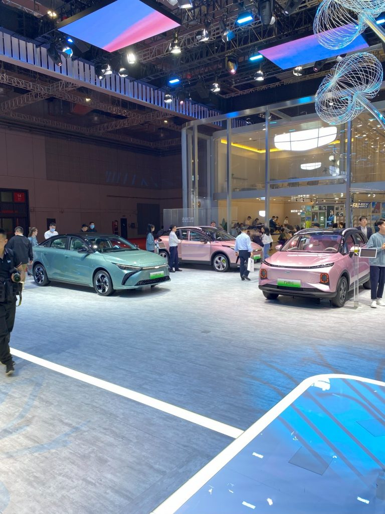 Geely revela sus atrevidas cartas de cara a 2025