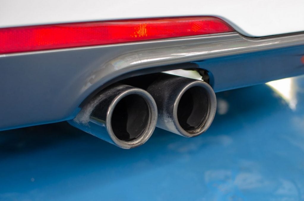 ¿Cómo puedo solucionar el problema de humo azul de mi auto?