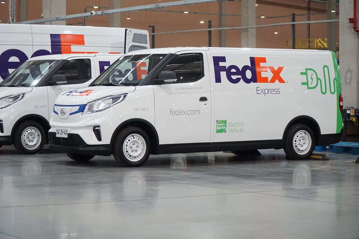 FedEx presenta su primera flota eléctrica en Chile