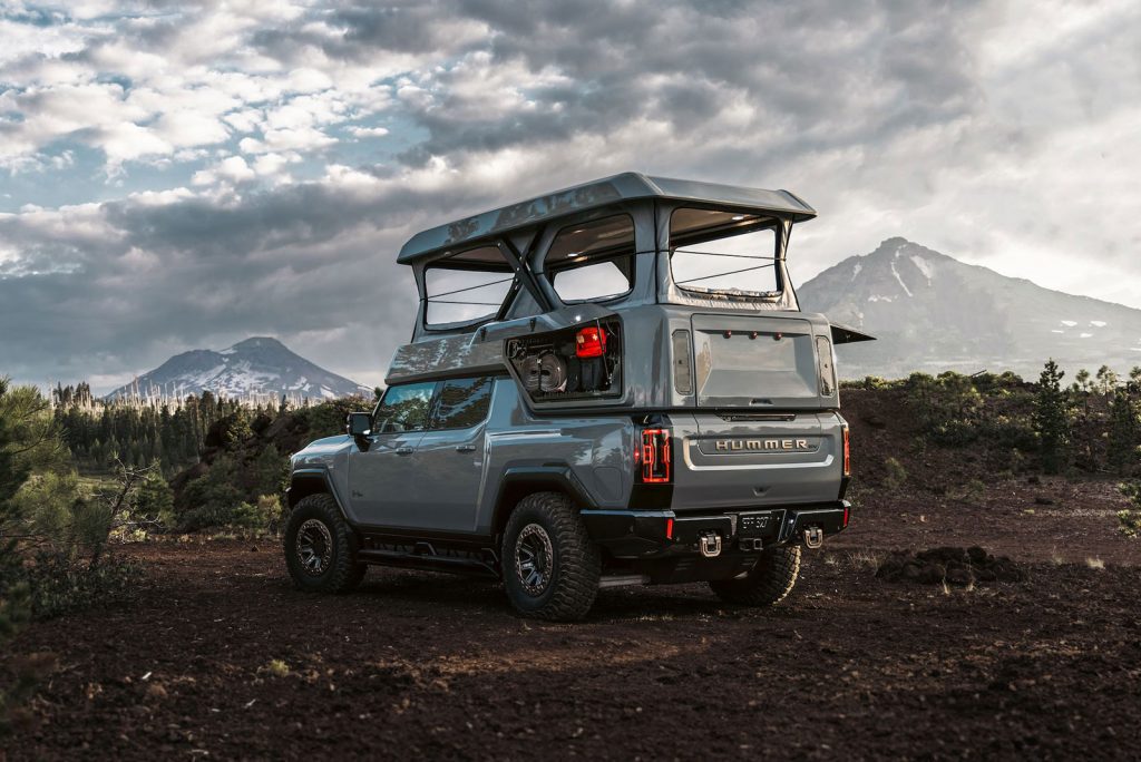 Un Hummer EV preparado para hacer "glamping"