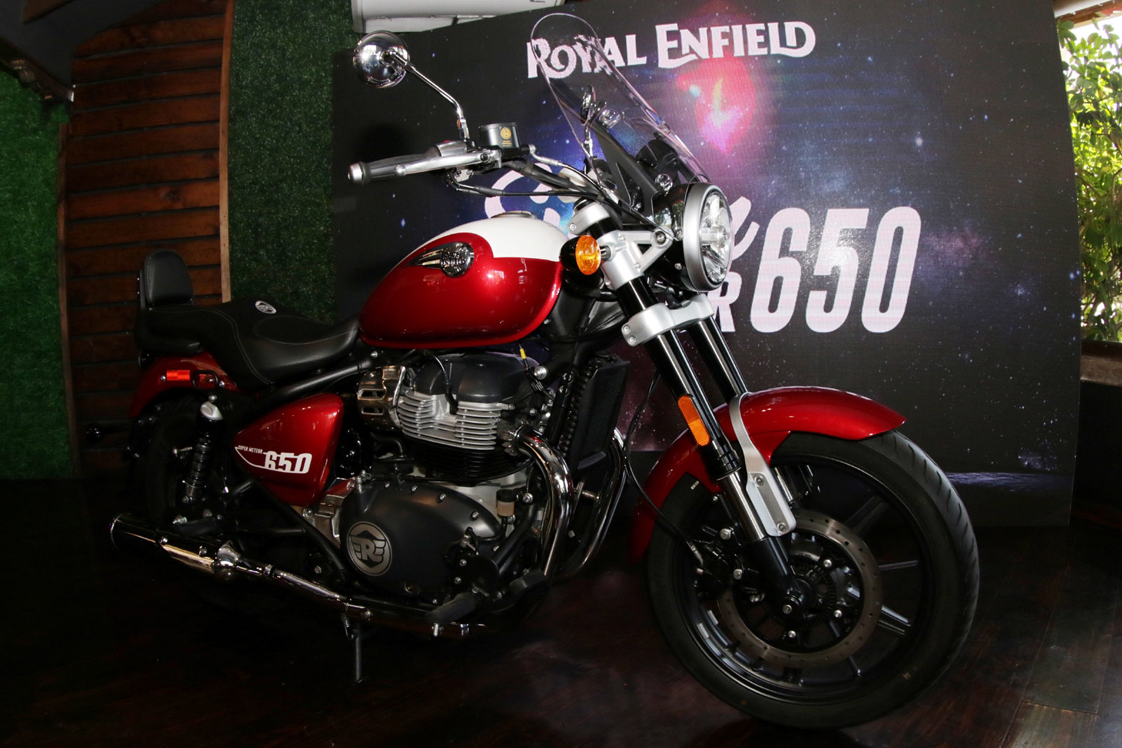 Royal-Enfield-Super-Meteor-650-rutamotor-01 - Rutamotor