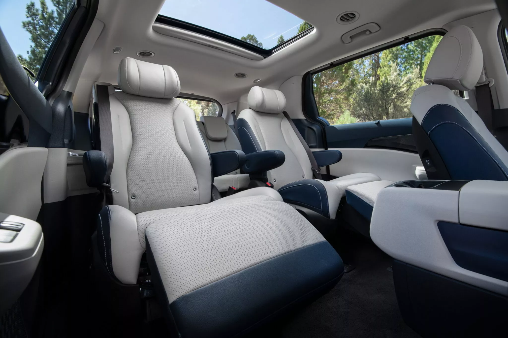 Kia hace a las minivan relevantes con el facelift del Carnival 2025 ...