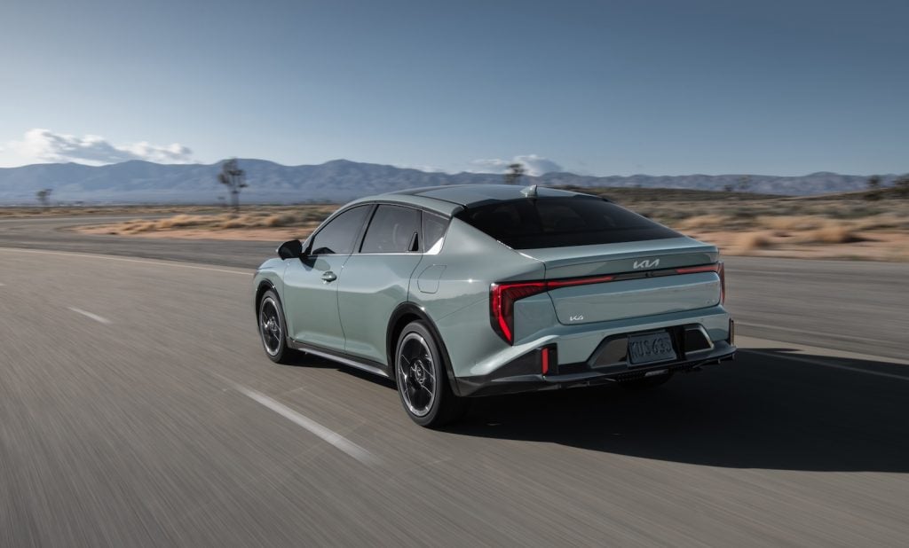 Kia no deja cabos sueltos e introduce el K4 en sedán y hatchback