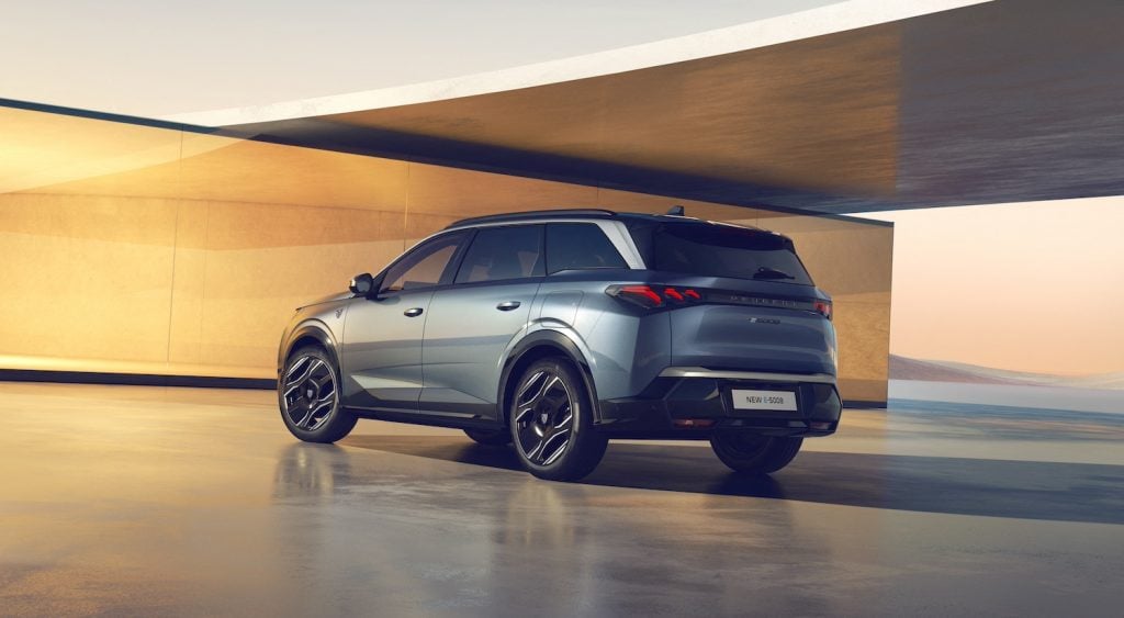 Nuevo Peugeot 5008: el león más grande se refresca con todo