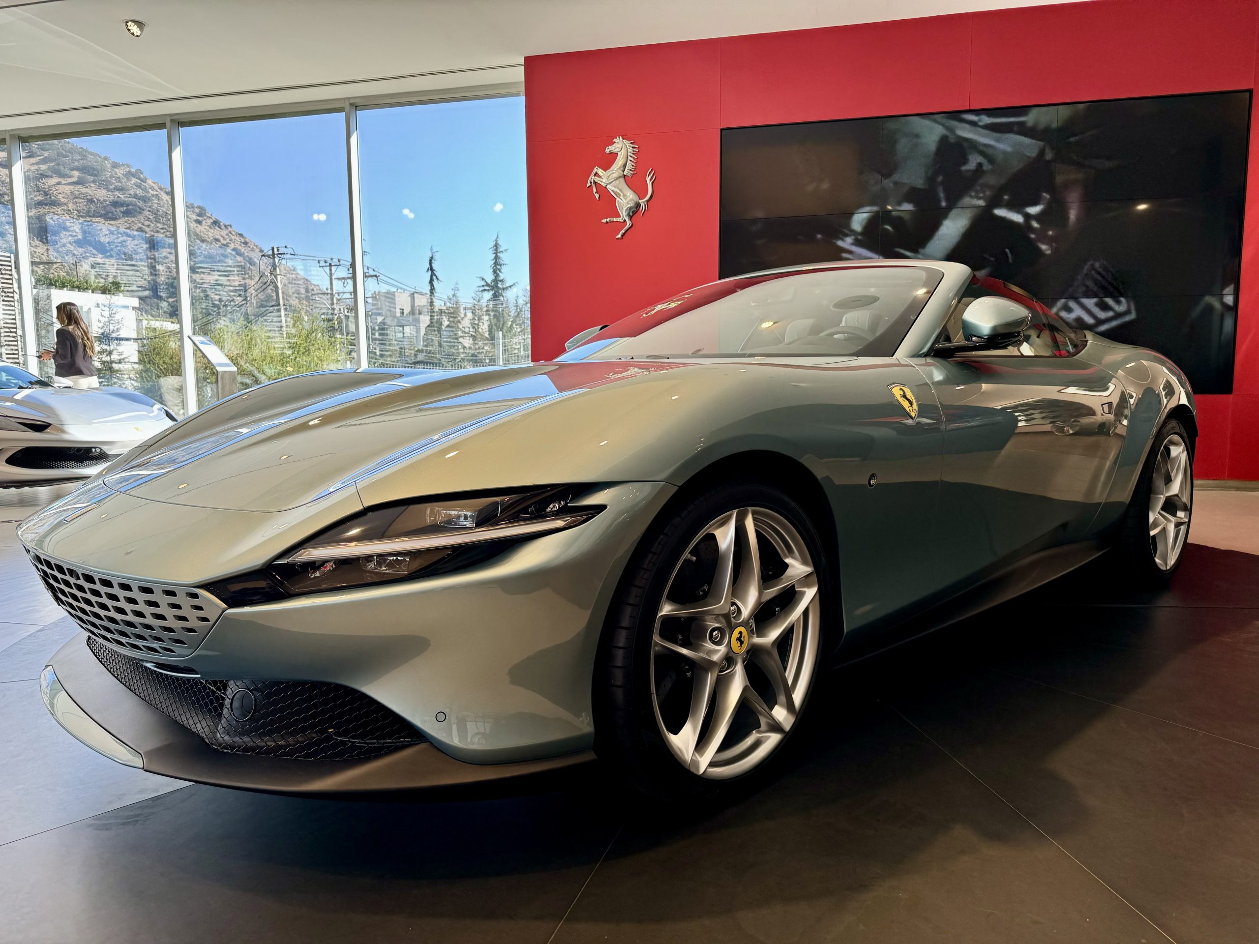 Ferrari estrena el Roma Spider: el descapotable más deseado