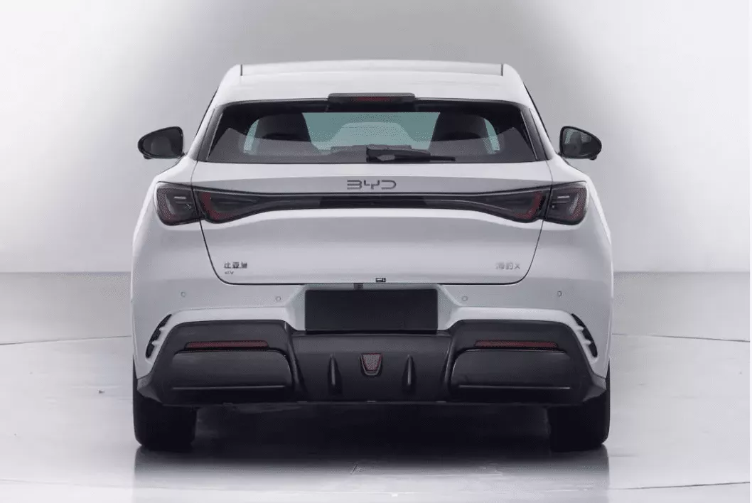 BYD presenta el nuevo "hot hatch" eléctrico Seal X - Rutamotor