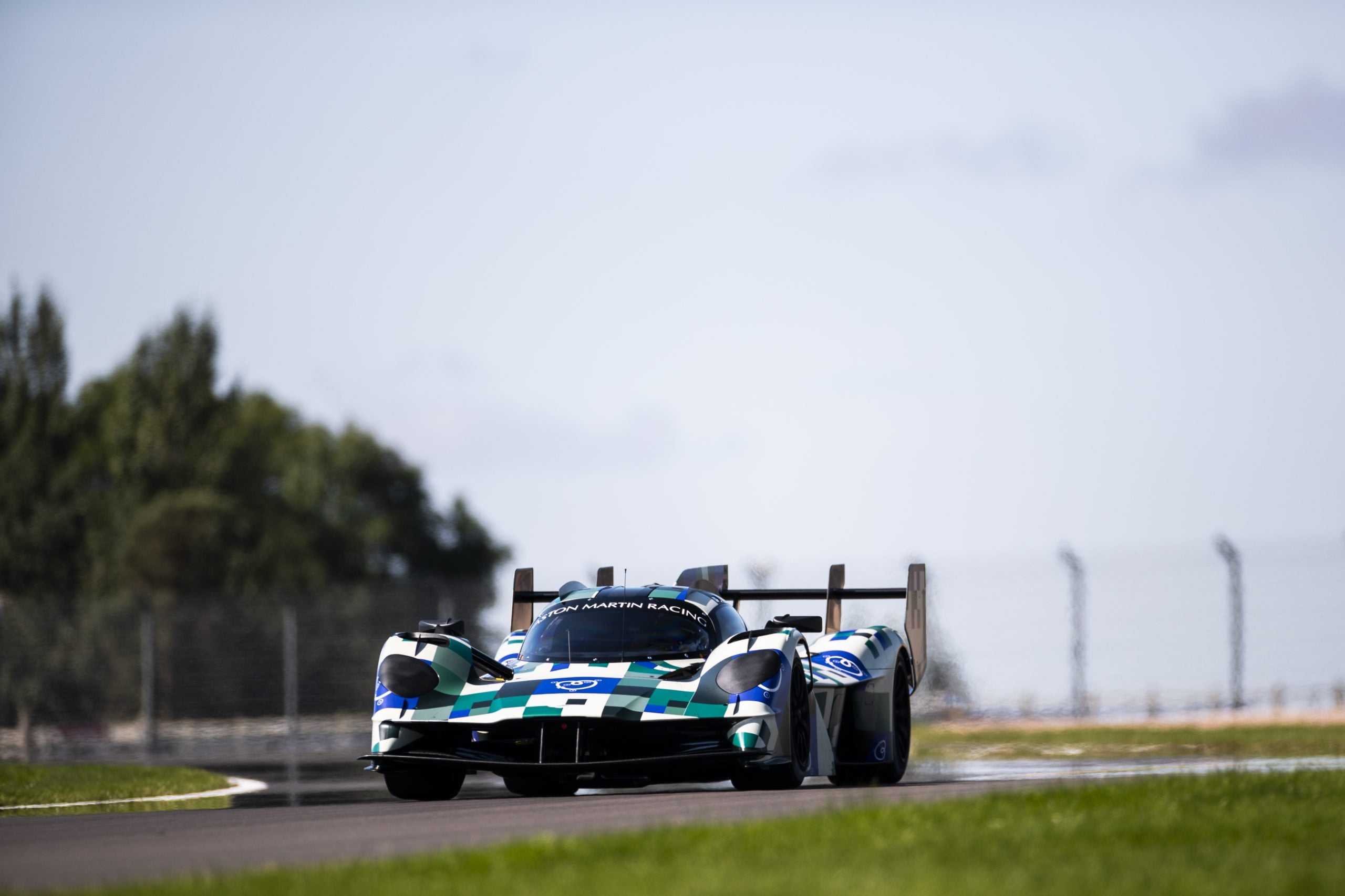 Aston Martin libera las primeras imágenes del Valkyrie AMR-LMH