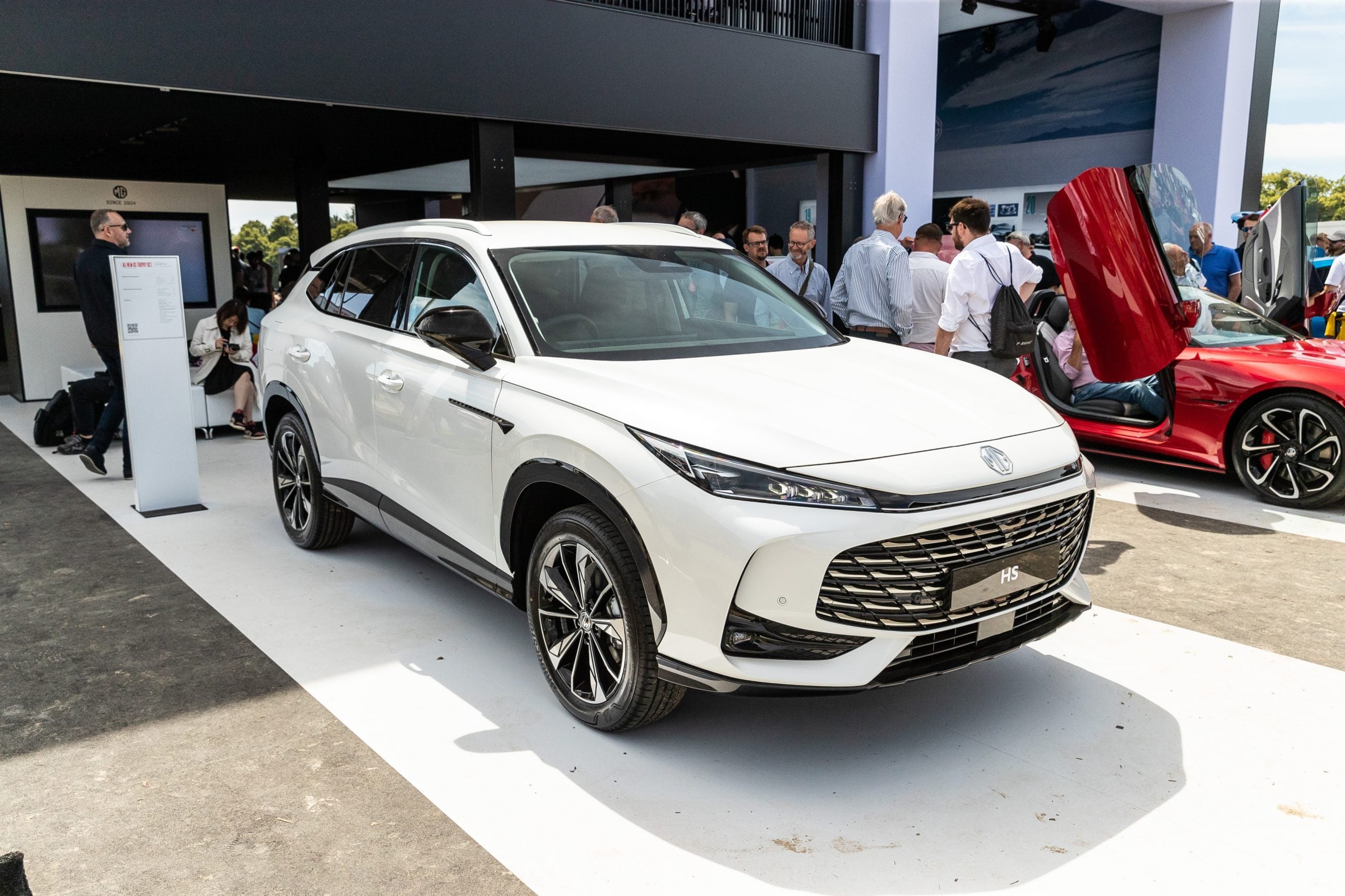 MG estrena la nueva generación del HS