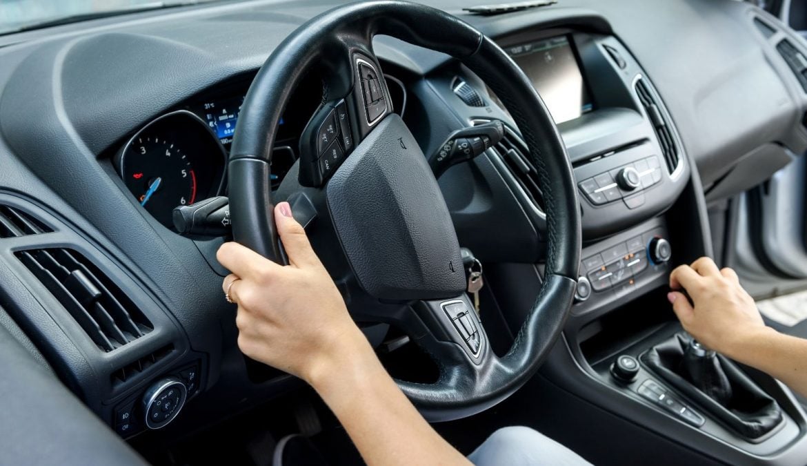 Guía fácil: ¿Estás sujetando el volante de la manera correcta?