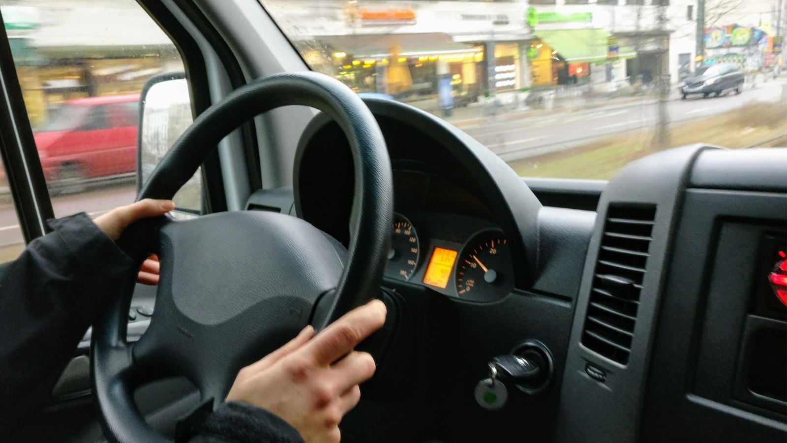 Guía fácil: ¿Estás sujetando el volante de la manera correcta?