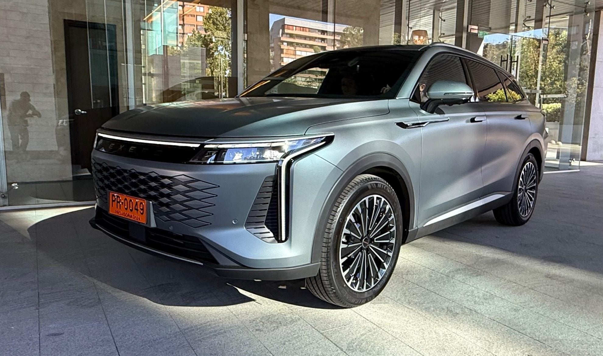 Exeed RX llega a Chile en forma de un estilizado SUV coupé
