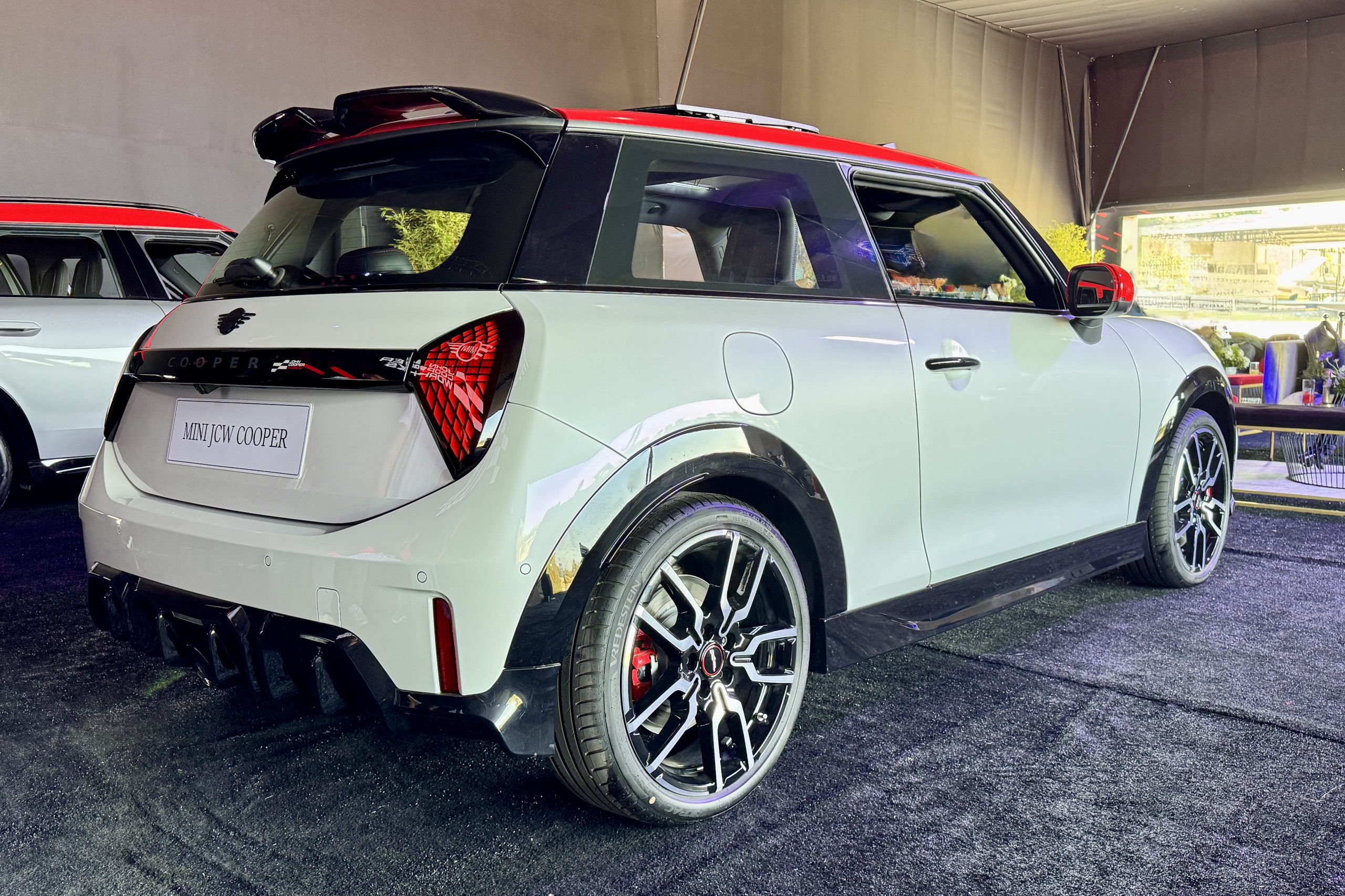 Mini amplía su clan JCW, con arribos del Cooper y Cooper cabrio