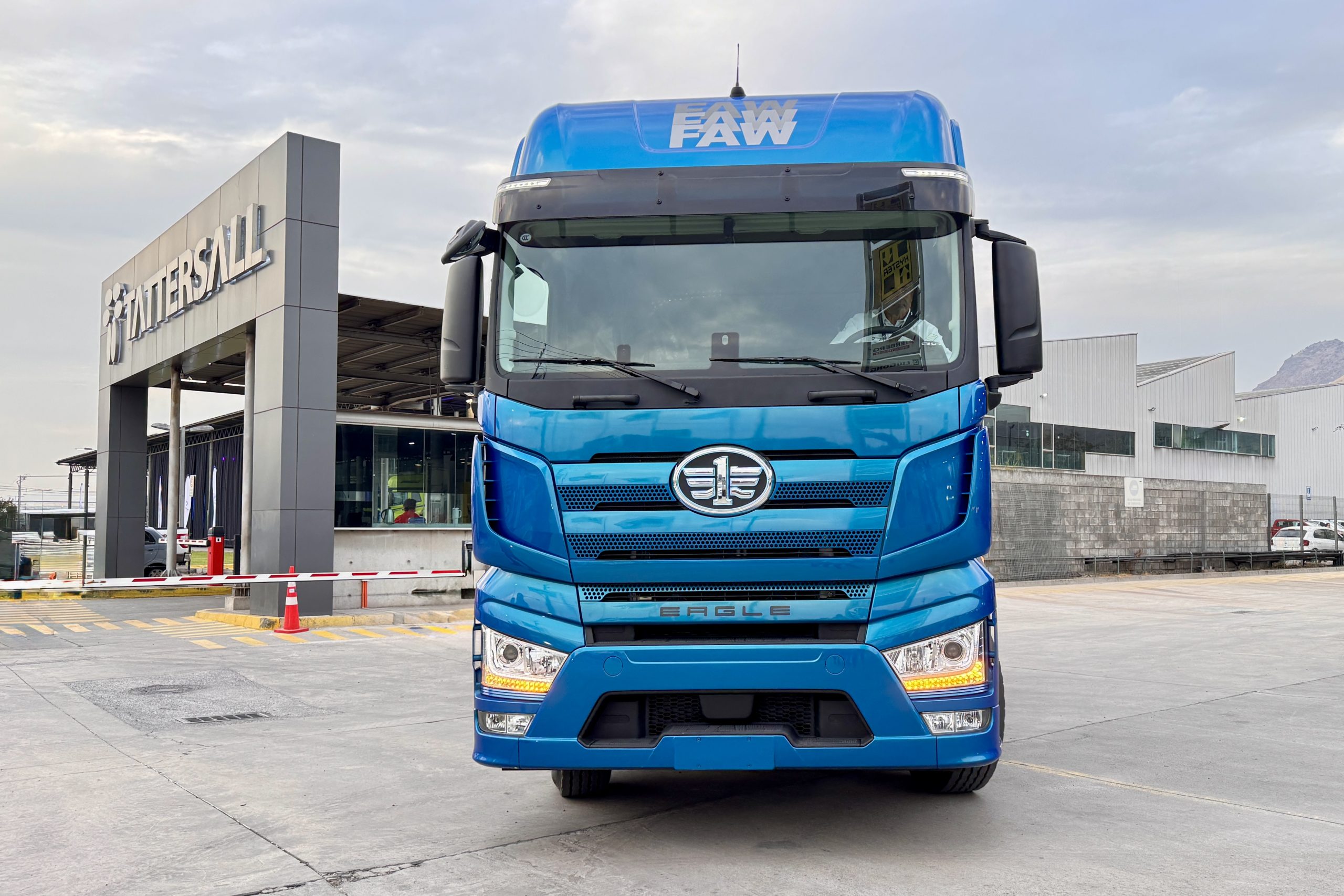 Maco Tattersall presenta en el país el tractocamión FAW J7 2655