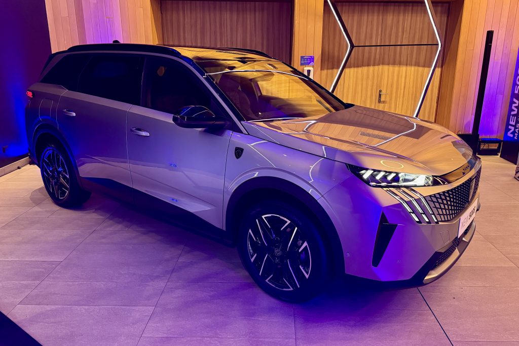La 3ª generación del Peugeot 5008 ya marca territorio en Chile