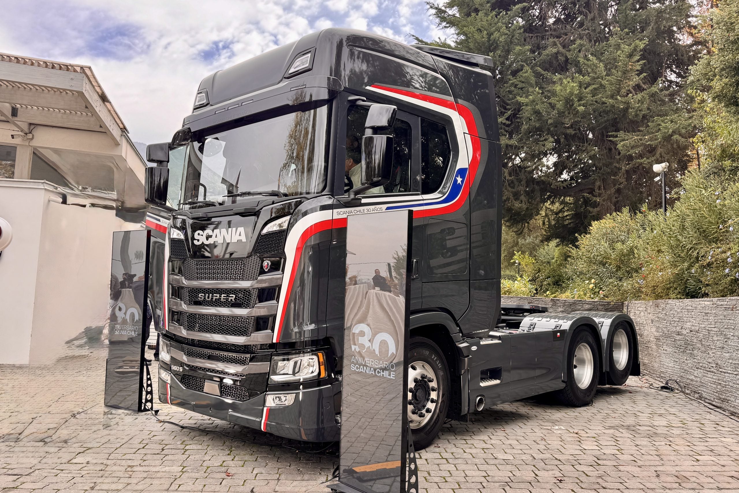 Scania Chile cumple 30 años y lo celebra con una versión traída desde Suecia