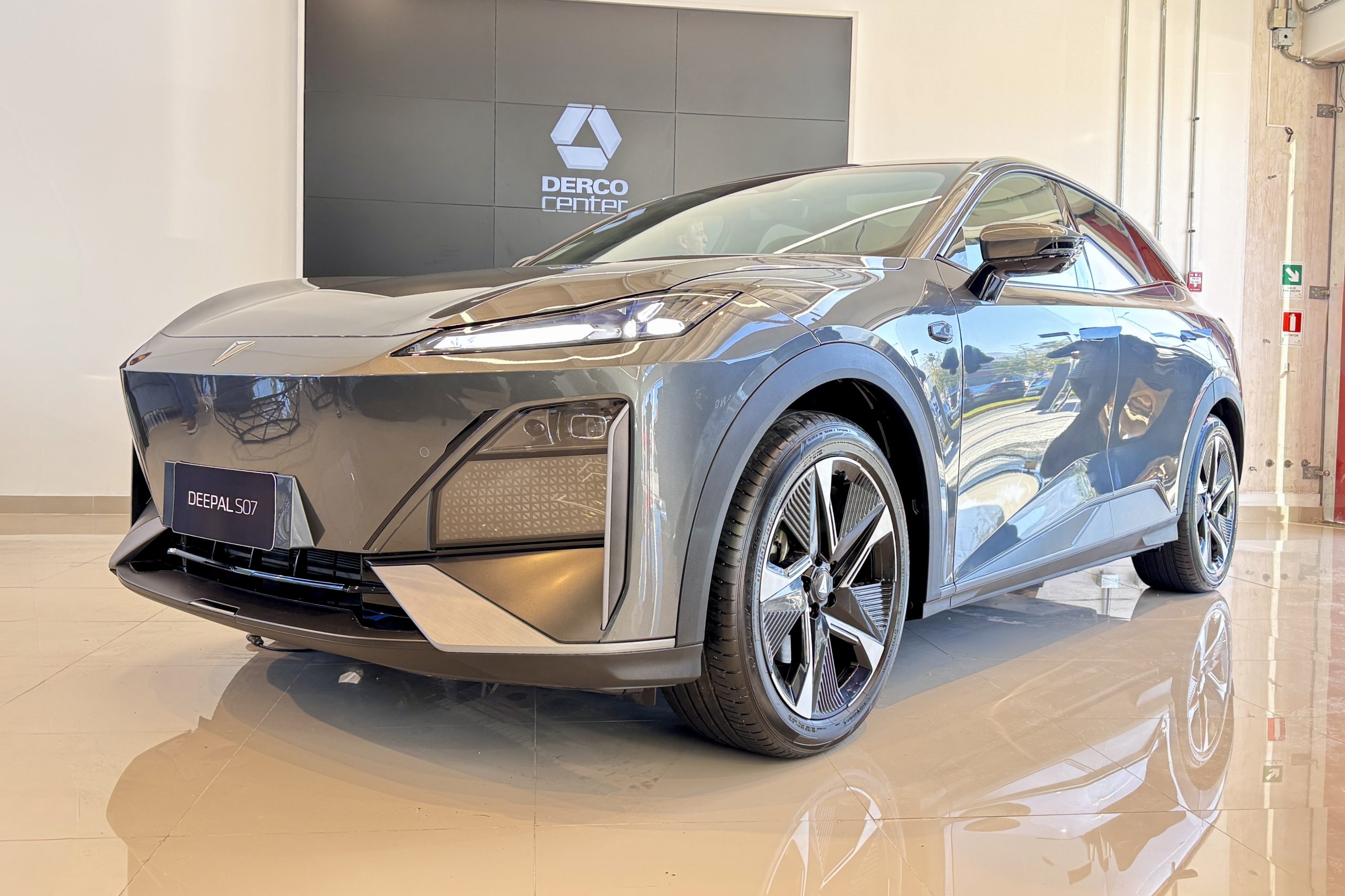 Deepal debuta en Chile con el S07, disponible como EV o EREV