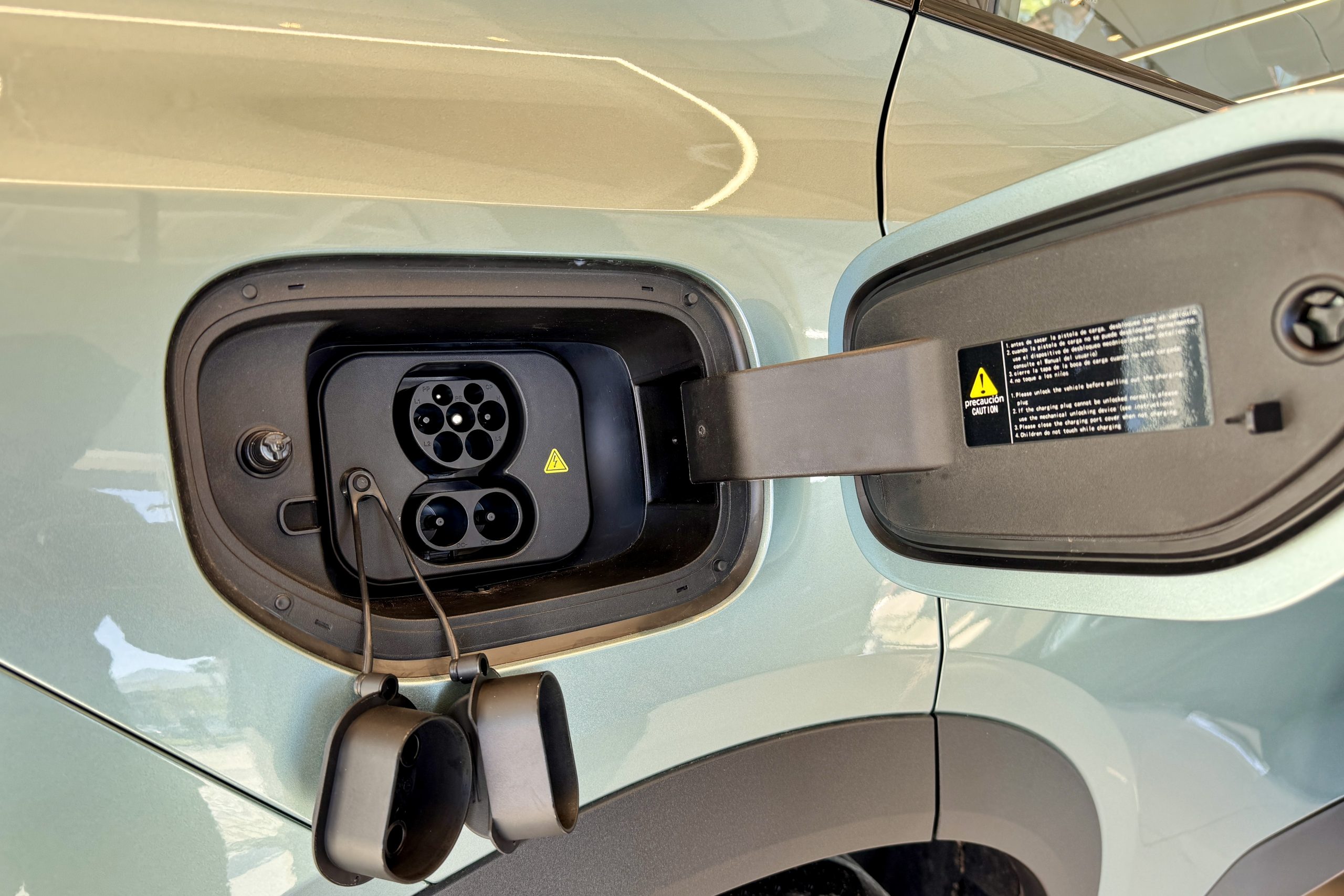 Deepal debuta en Chile con el S07, disponible como EV o EREV