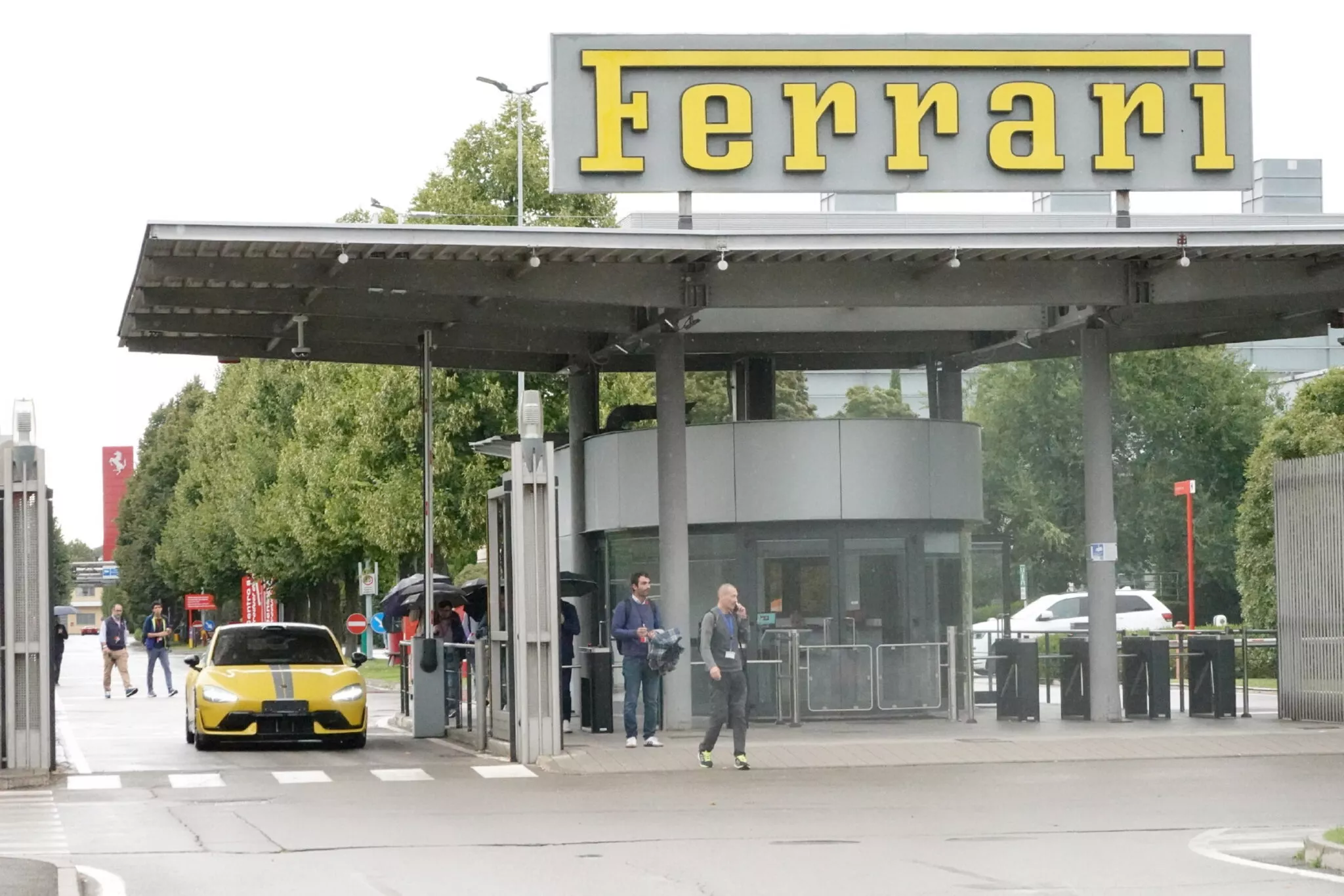 El Xiaomi SU7 Ultra cazado en la planta de Ferrari, en Maranello